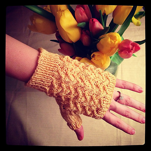 Ravelry: Whipsaw Mitts pattern by Erika Flory