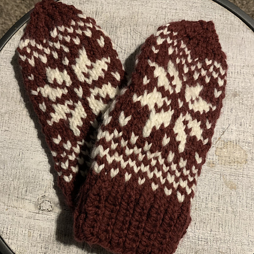 Ravelry: Bulky Snowflake Mittens pattern by Allie Cappuccino