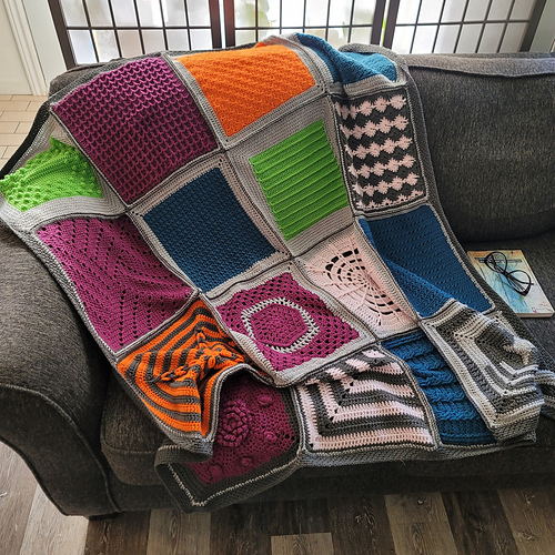 Ravelry: Carré Runique pattern by Jessica Prévost