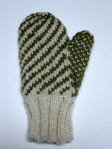 Ravelry: Faux-Thrum Mittens pattern by Dina Tellum