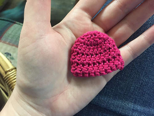 Ravelry: 1lb Micro-Preemie Hat pattern by Allison Booker