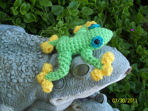 Ravelry: Twiggy the Tree Frog pattern by Lion Brand Yarn