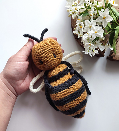 Ravelry: Willow Bee pattern by Sandra Magalhães