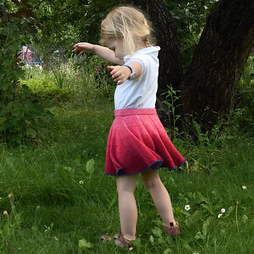 Ravelry: S28-9 Sweet Curtsy pattern by DROPS design