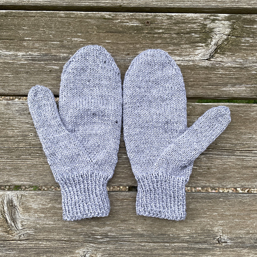 Ravelry: Brandon Peak Mittens pattern by Ciara Doyle