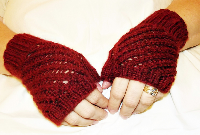Ravelry: Twisted Mitts pattern by Amy Hurd