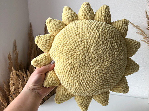 Ravelry: sun pillow pattern by Aleksandra Maka