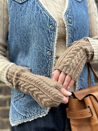 Ravelry: Linda K's wristers pattern by Alexandra Brinck
