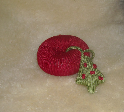 Ravelry: Christmas tree ornament & ring toy pattern by Fiona Kelly