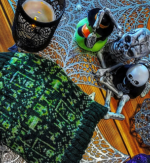 Ravelry: Spooky Vibes Mini Cowl pattern by Jocelyn Douglas (Amberdragun)