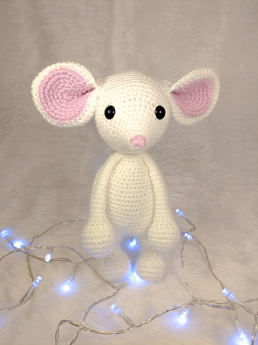 Ravelry: Maisie the mouse pattern by Amy Carney