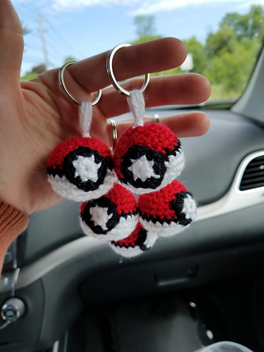 Ravelry: Pokemon ball keychain pattern by Gstore