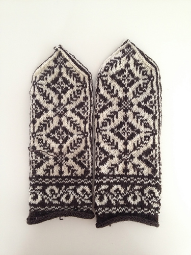 Ravelry: A variation on the traditional Norwegian Selbu mitten pattern by Mijauw