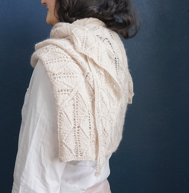 Ravelry: Enez Loc'h Shawlette pattern by anne regourd