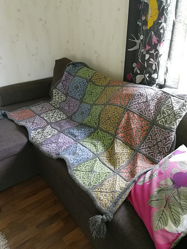 Ravelry: Elämä on runo - kirjoneulepeitto pattern by Sari Ojalehto