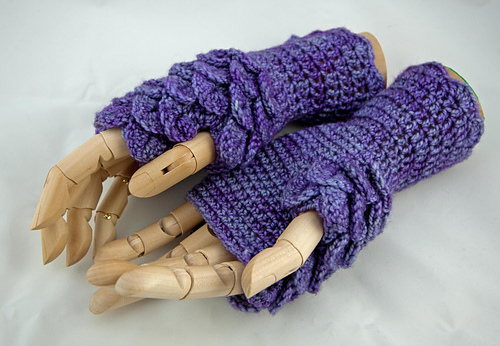 Ravelry: Dragonscale Gloves pattern by Rachel Barlow