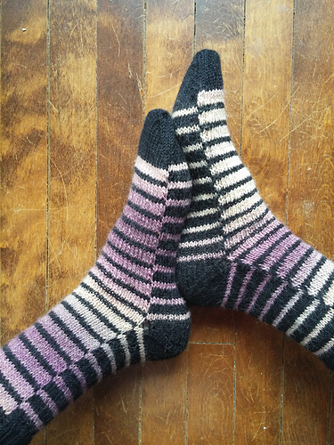 Ravelry: Contrasted striped socks pattern by Balou B