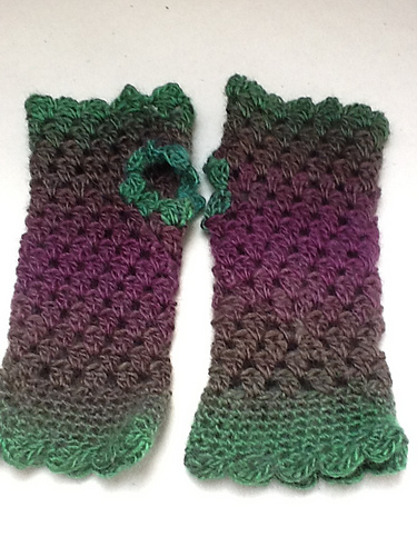 Ravelry: Easy Shell Mittens pattern by Trudy Marsden
