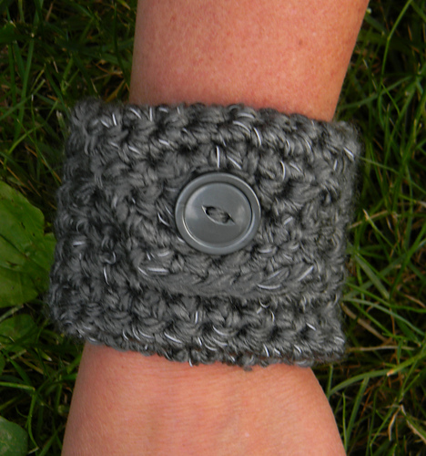 Ravelry: Reflective Wrist Pouch pattern by RaeLynn Orff