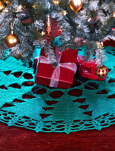 Ravelry: Christmas Tree Skirt pattern by Bernat Design Studio