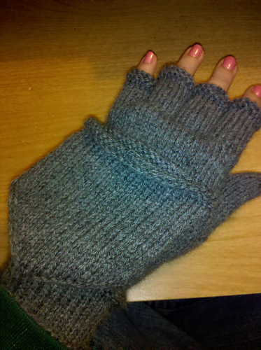 Ravelry: Flip-Top Mittens pattern by Lynn Anne Banks
