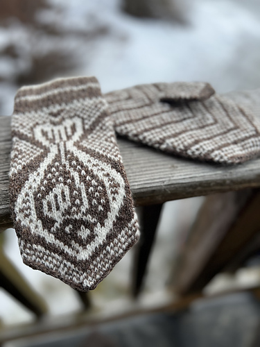 Ravelry: Halibut Mittens pattern by Caitlin Hunter