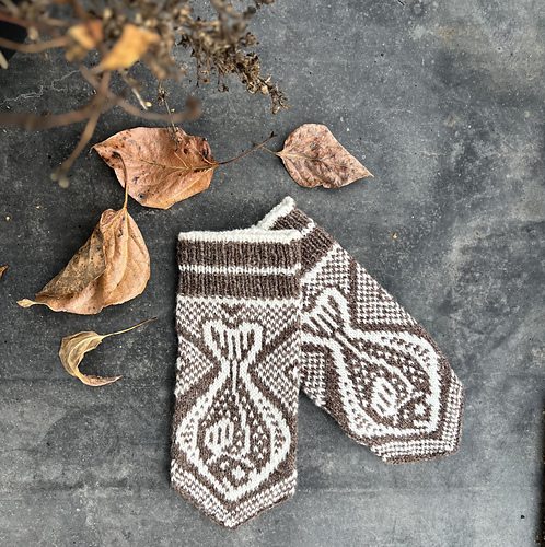 Ravelry: Halibut Mittens pattern by Caitlin Hunter