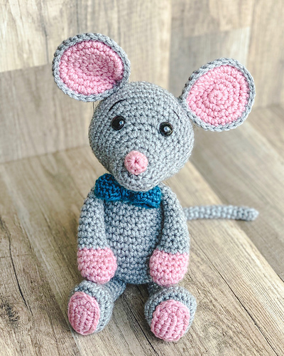 Ravelry: Bow Tie Mouse / Rat pattern by Brenley DiFranco