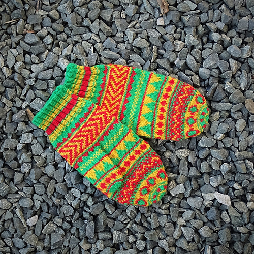 Ravelry: Jukkasjärvi / Čohkkiras vante i två storlekar pattern by Erika ...