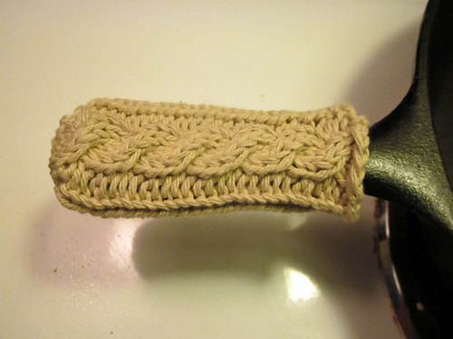 Ravelry: Cast Iron Pan Handle Cozy pattern by Shelly Jackson
