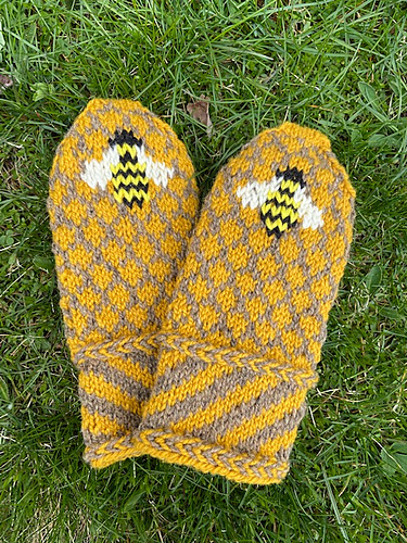 Ravelry: Humblebee pattern by Cables and String Designs