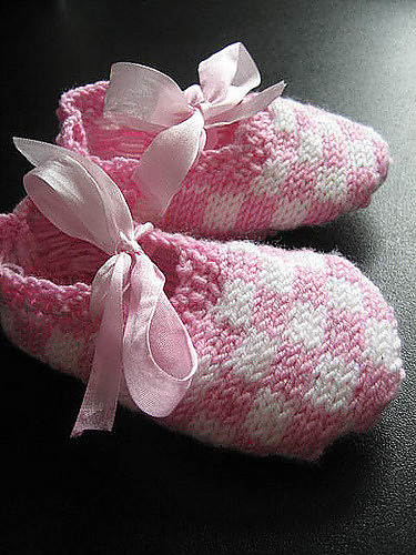 Ravelry: Gingham Shoes pattern by Zoë Mellor