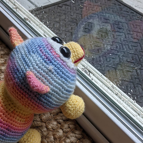 Ravelry: Peepy pattern by Caitlyn Colvin