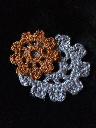 Ravelry: 9-Spoke Gear Applique pattern by Amanda Shore