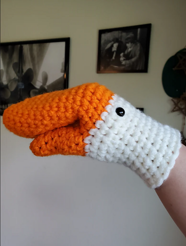 Ravelry: Goose Mittens pattern by Carrie Streb Designs