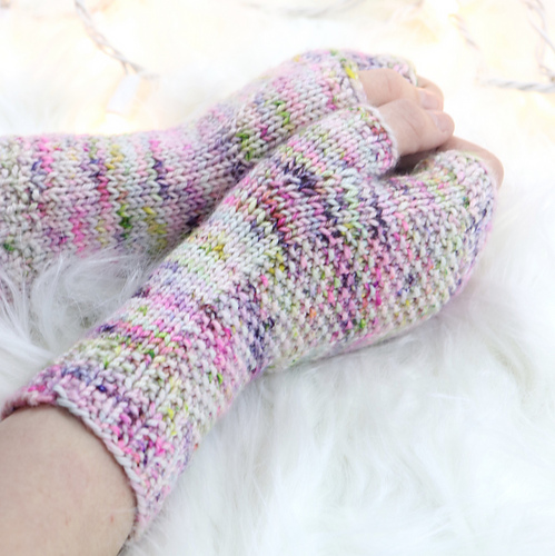 Ravelry: Sugar and Ice Mitts pattern by Casapinka