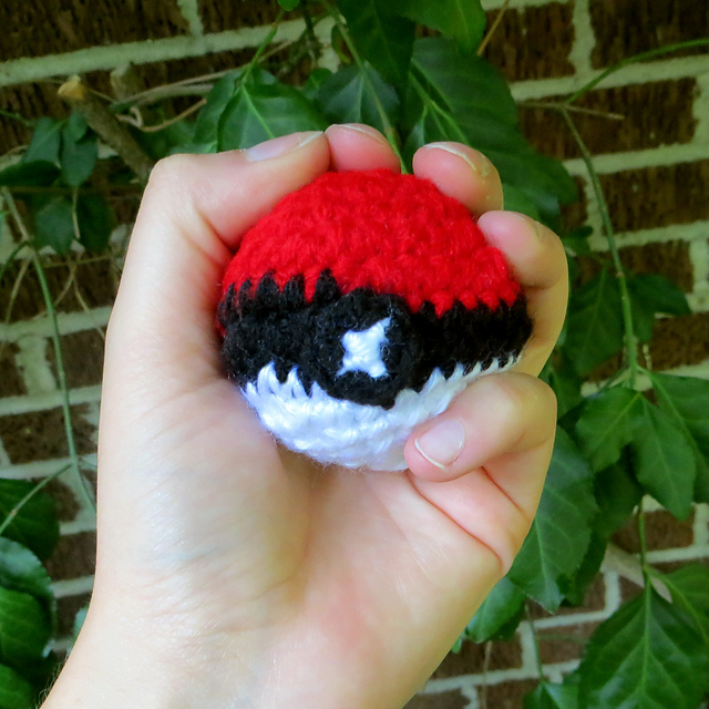 Ravelry: Pokeball pattern by Chipkey Creations