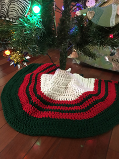 Ravelry: 3/4 Tree Skirt pattern by Sarah Nicole Harrison