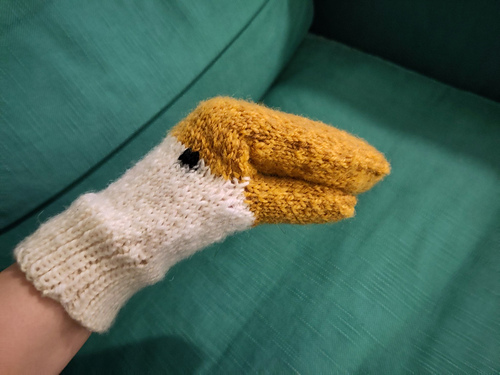Ravelry: goose mittens pattern by cinder cat