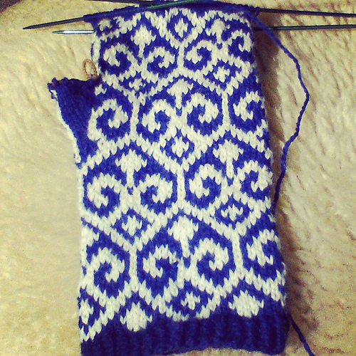 Ravelry: Fleur de Lis Fingerless Mitts pattern by Geanie Ollman