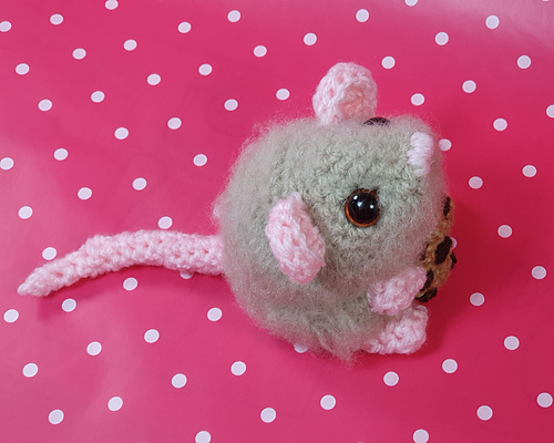 Ravelry: Mouse with a cookie pattern by Kylie Slee