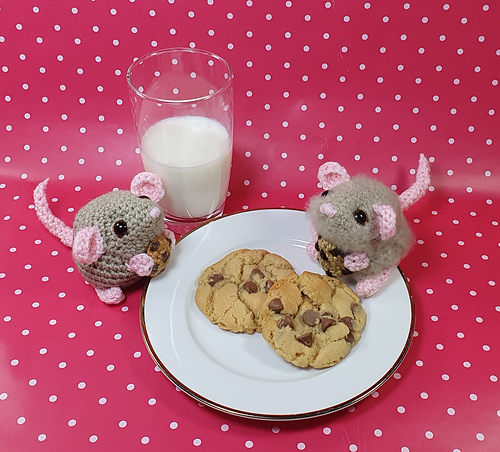 Ravelry: Mouse with a cookie pattern by Kylie Slee