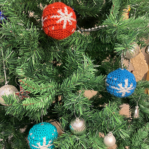Ravelry: Snowflake Bauble pattern by Concrete Gems