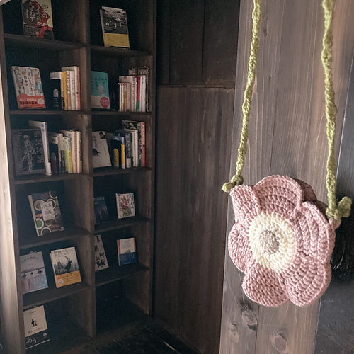 Ravelry: Flower mini bag pattern by Tomoko Hori