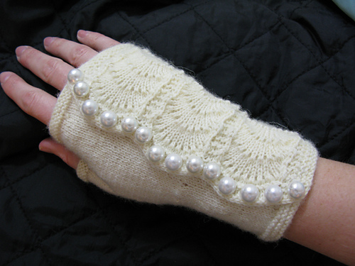Ravelry: Spatterdash Wristwarmers pattern by Dagmar Mora