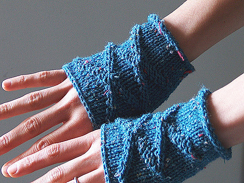 Ravelry: Inverness Diamond Knitted Handwarmers pattern by creativeyarn