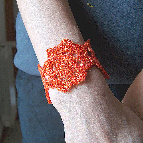 Ravelry: Lotus Flowers Cuff pattern by creativeyarn