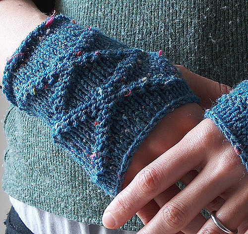 Ravelry: Inverness Diamond Knitted Handwarmers pattern by creativeyarn