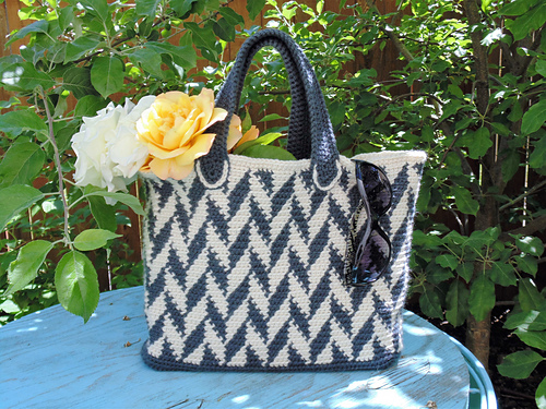Ravelry: Chelsea Chevron Bag pattern by Divine Debris