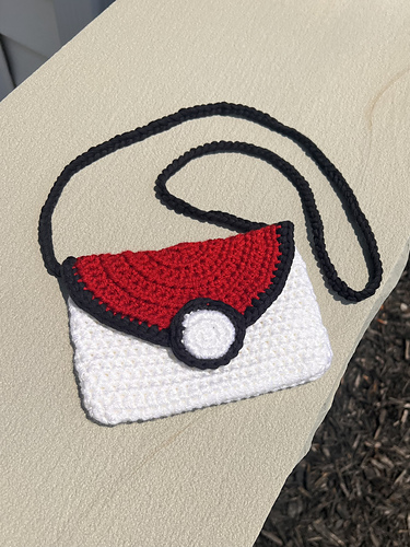 Ravelry: Pokeball Purse pattern by Natalie Moose